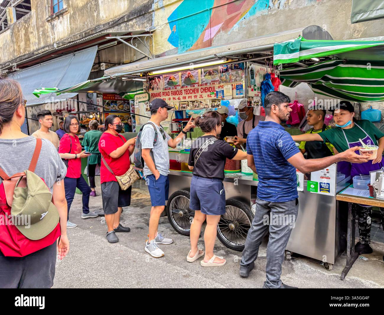 Long line of people at the Penang Road Famous Teochew Chendol food ...