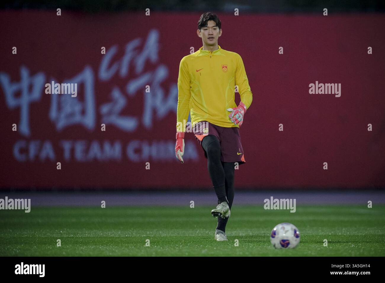 Hangzhou, China. 23rd Mar, 2025. Goalkeeper of China Yan Junling trains ...
