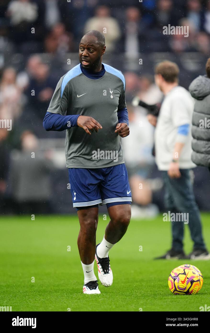 Tottenham Hotspur's Ledley King warming up before the friendly match at ...