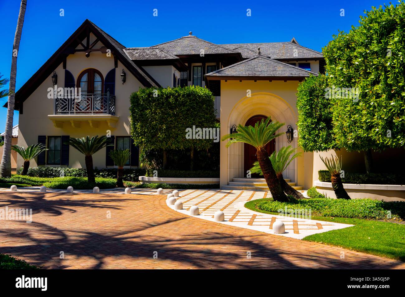 Naples, FL, USA - March 19, 2025: Upper class Naples Florida coastal ...