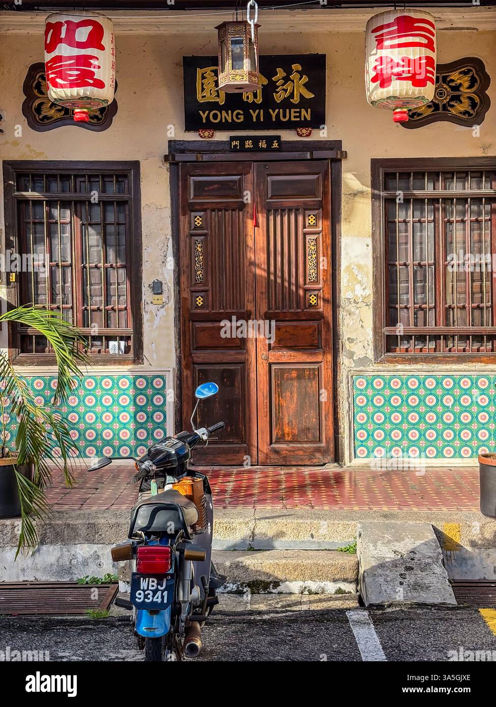 Facade of the Yong Yi Yuen building in Georgetown, Penang, Malaysia ...