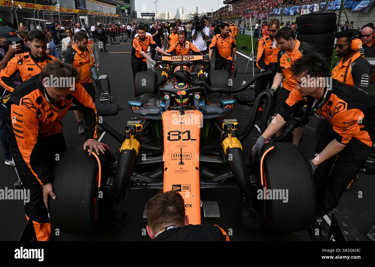 (250323) -- SHANGHAI, March 23, 2025 (Xinhua) -- McLaren's pit crew ...