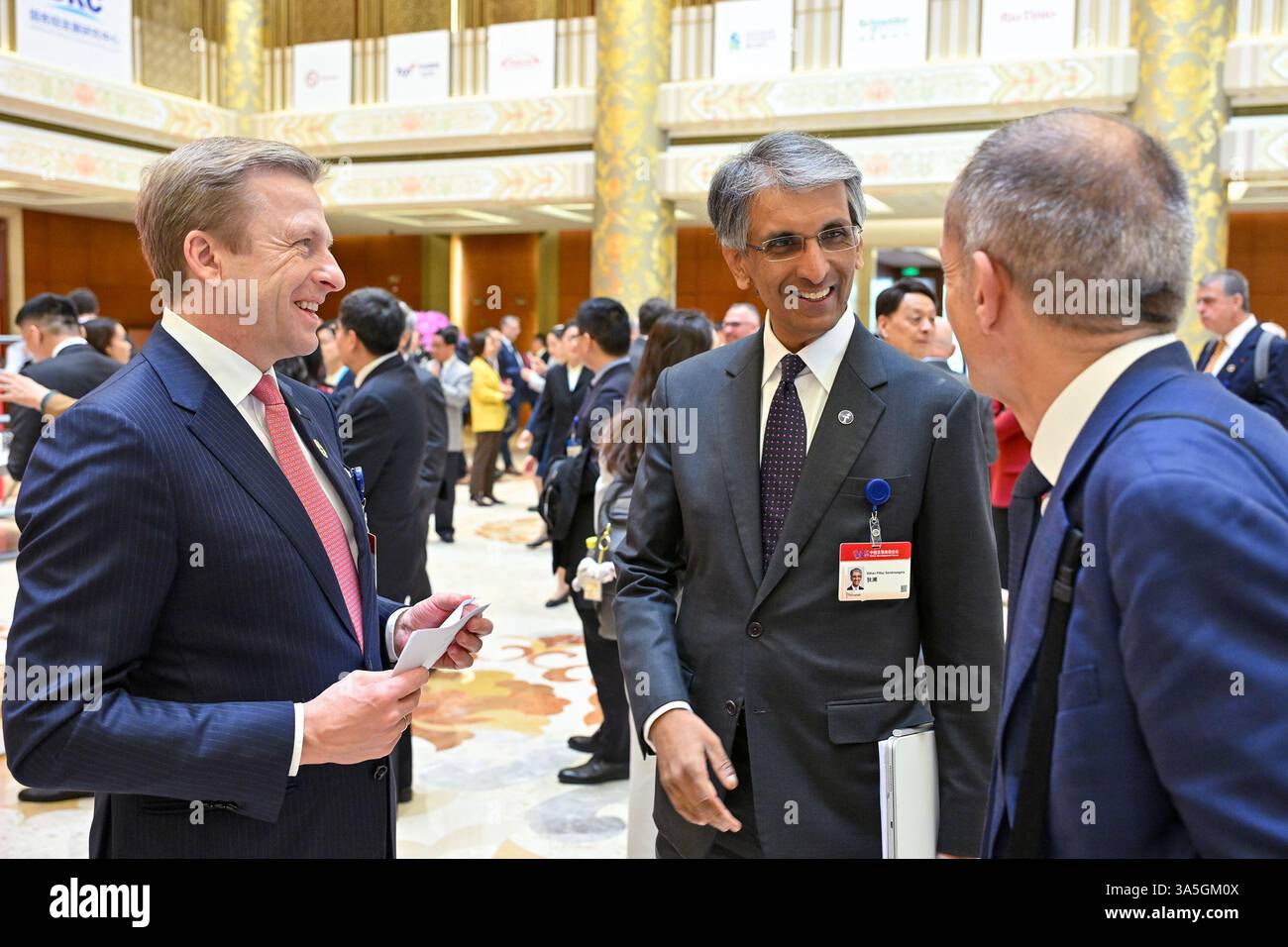 (250323) -- BEIJING, March 23, 2025 (Xinhua) -- Participants talk ...