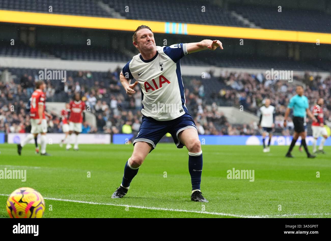 Tottenham Hotspur's Robbie Keane celebrates scoring their side's first ...