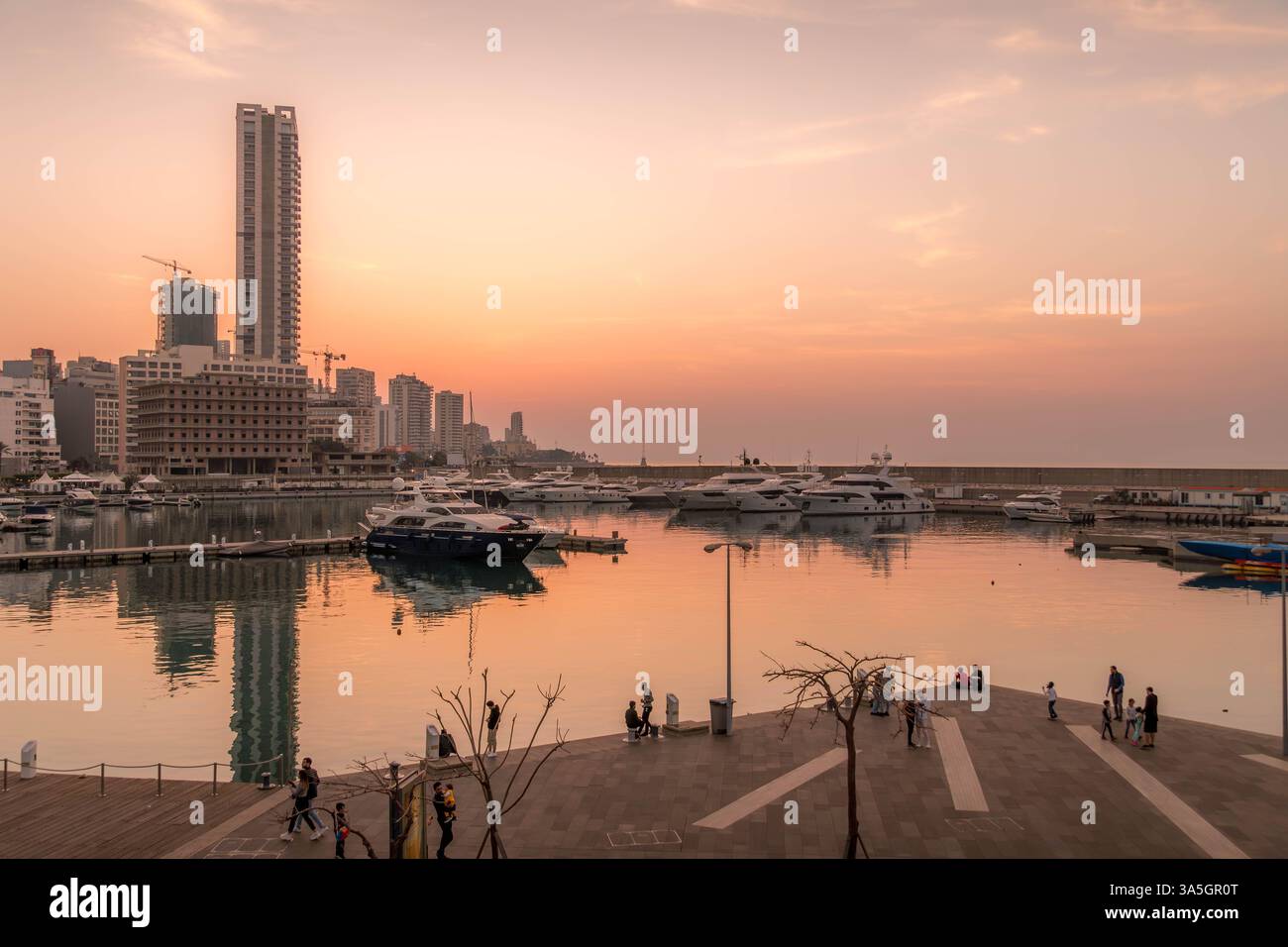 Urban landscape featuring skyscrapers hi-res stock photography and ...