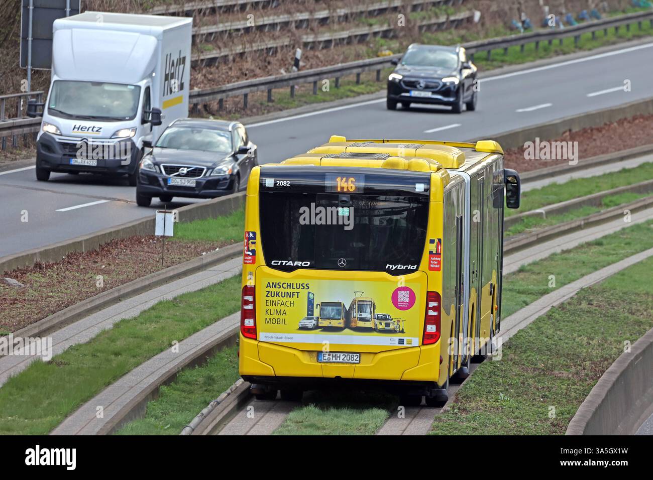Spurbusbetrieb in Essen In der Mitte der A40 in der Nähe zur Innenstadt ...