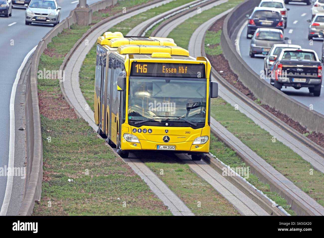 Spurbusbetrieb in Essen In der Mitte der A40 in der Nähe zur Innenstadt ...