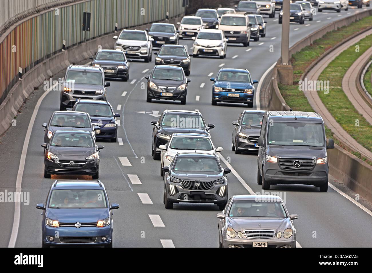 Verkehr auf der A40 Der Straßenverkehr auf der stark befahrenen A40 im ...