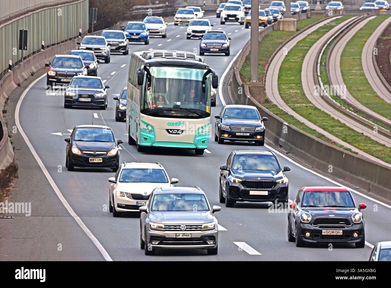 Verkehr auf der A40 Der Straßenverkehr auf der stark befahrenen A40 im ...