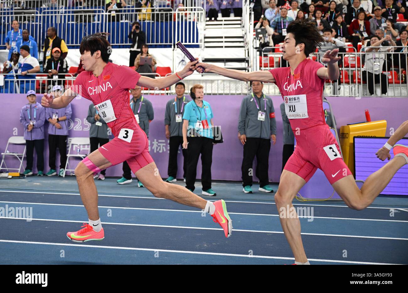 (250323) -- NANJING, March 23, 2025 (Xinhua) -- China's Xu Xinlong (R ...