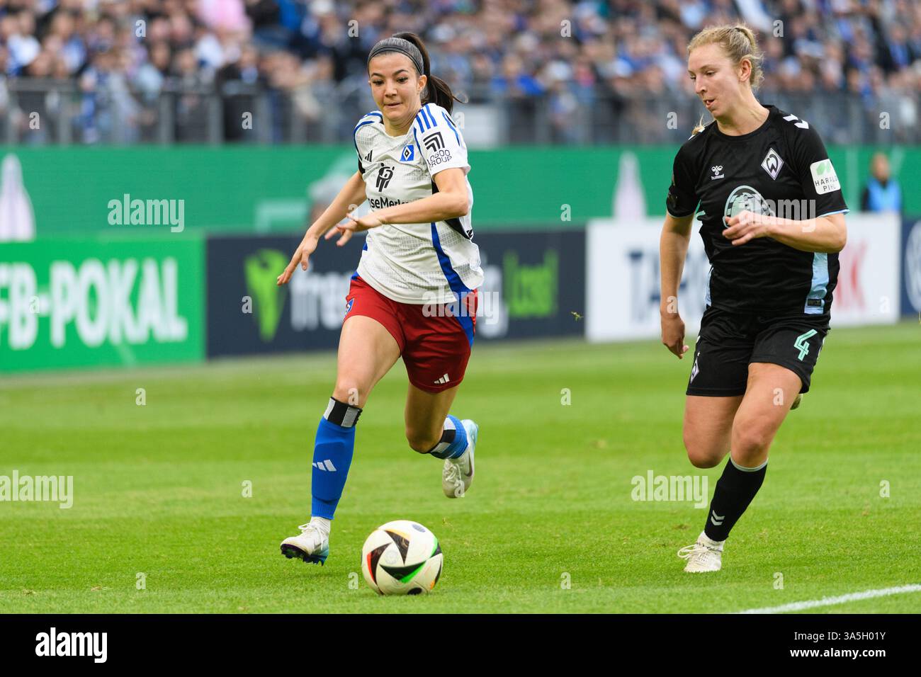 Hamburg, Germany. 23rd Mar, 2025. Vildan Kardesler (7 Hamburger SV) and ...