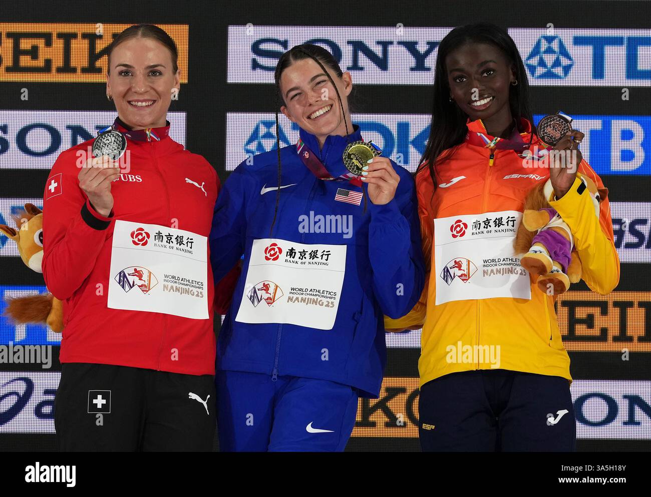 (250323) -- NANJING, March 23, 2025 (Xinhua) -- (L-R) Silver medalist ...