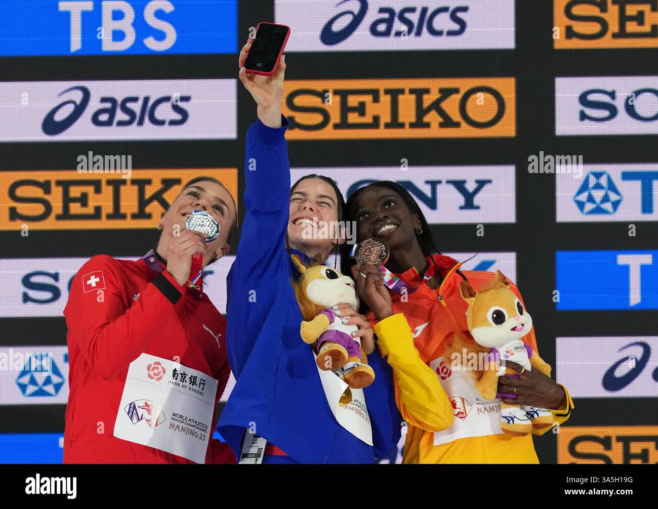 (250323) -- NANJING, March 23, 2025 (Xinhua) -- (L-R) Silver medalist ...