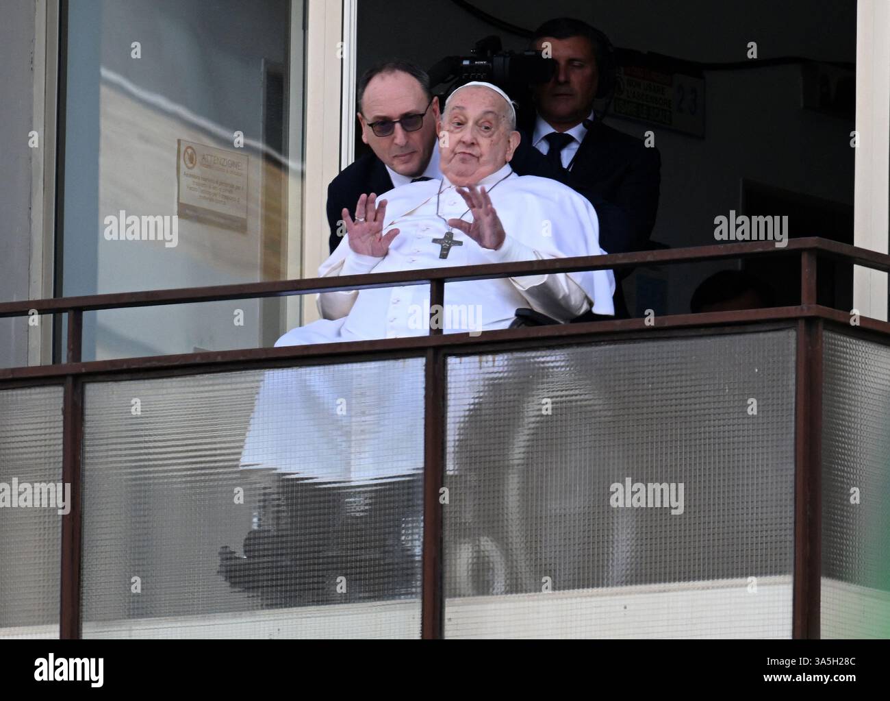 Pope Francis greets crowds before discharge from hospital Gemelli in ...