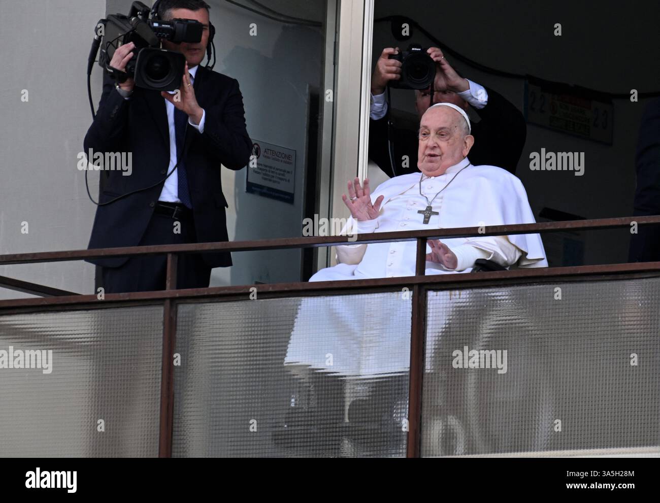 Pope Francis greets crowds before discharge from hospital Gemelli in ...