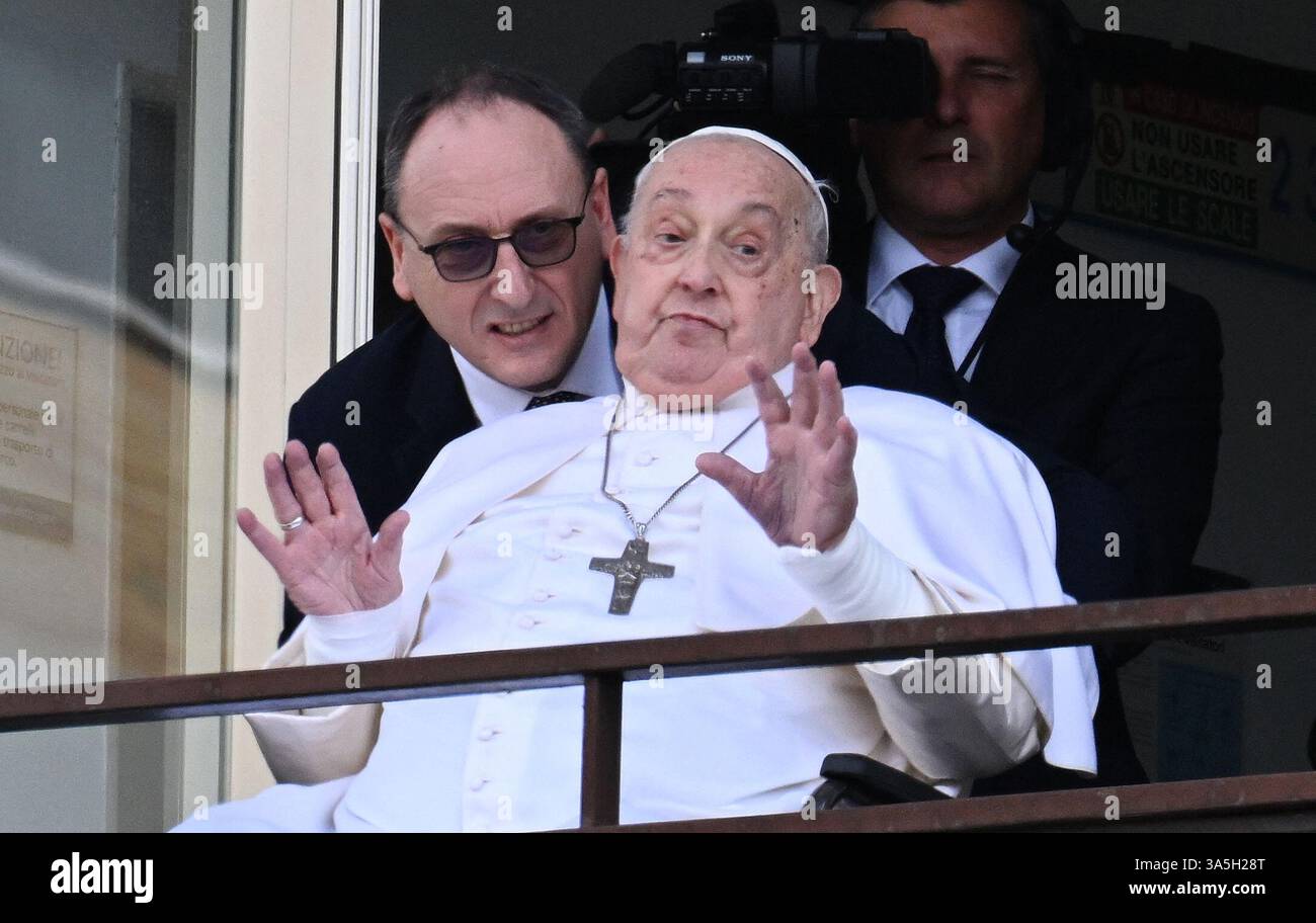 Pope Francis greets crowds before discharge from hospital Gemelli in ...