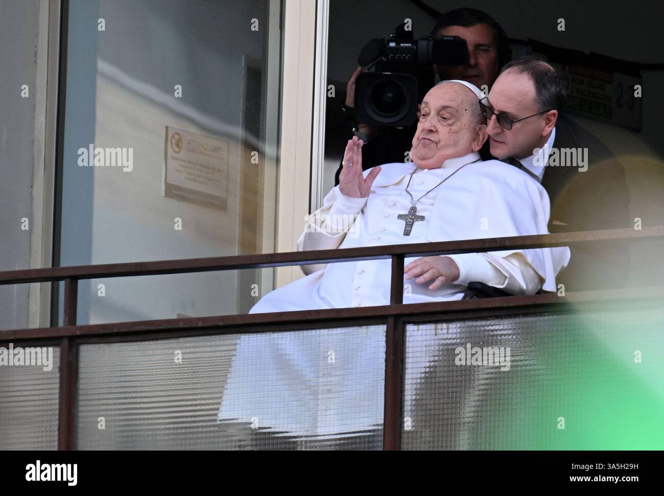 Pope Francis greets crowds before discharge from hospital Gemelli in ...