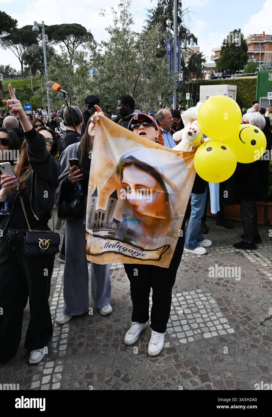 Pope Francis greets crowds before discharge from hospital Gemelli in ...