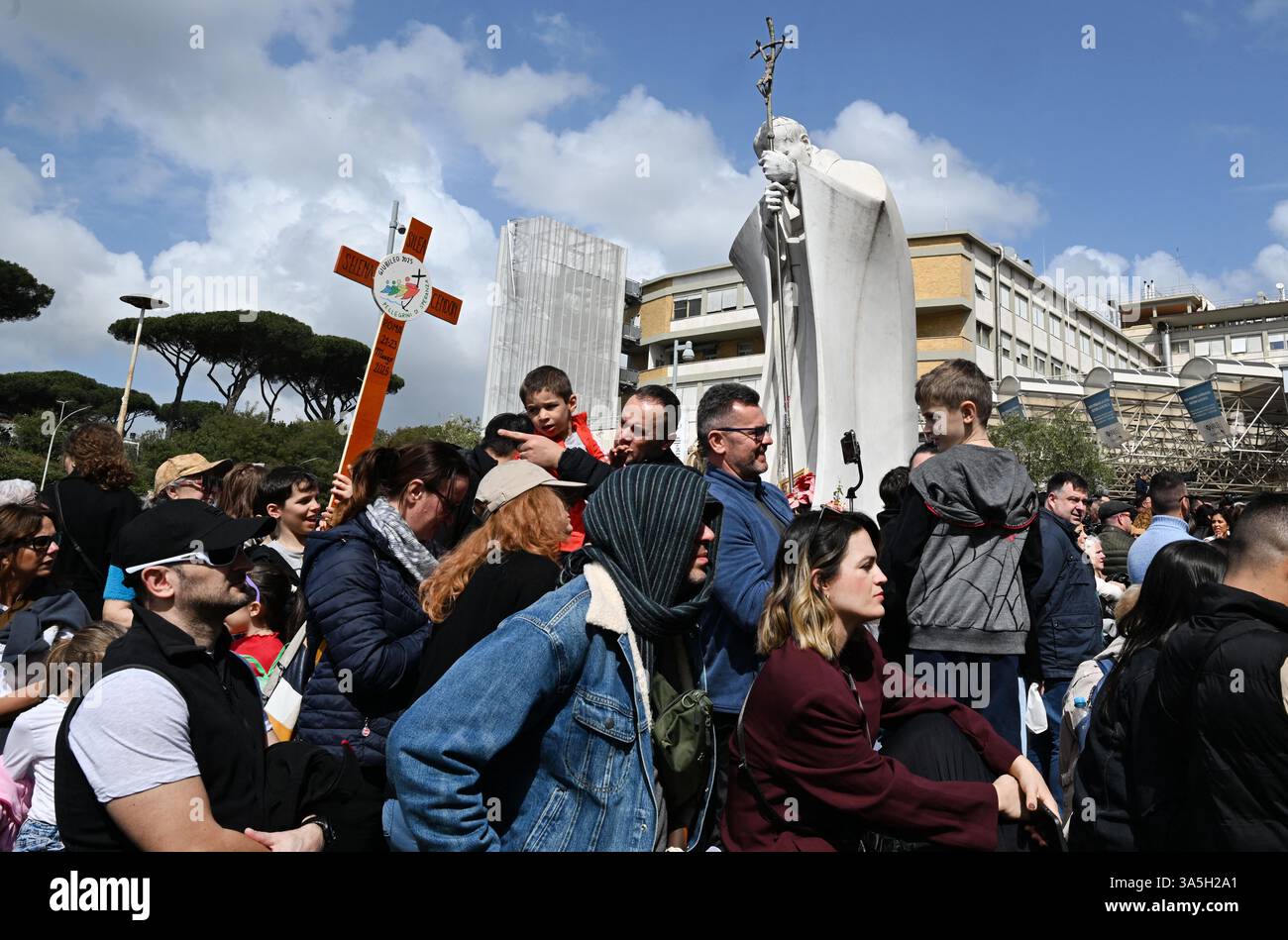 Pope Francis greets crowds before discharge from hospital Gemelli in ...