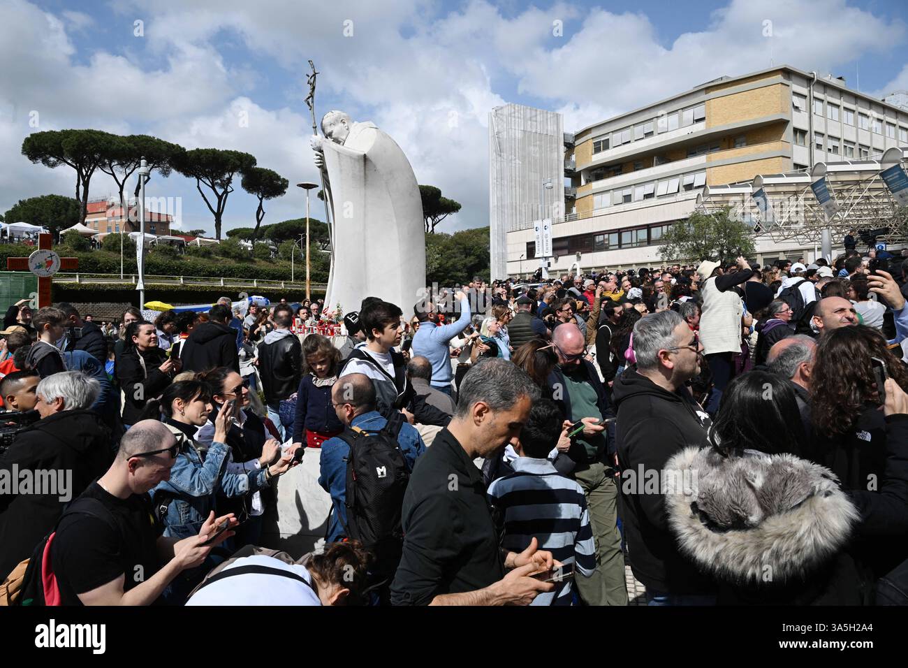 Pope Francis greets crowds before discharge from hospital Gemelli in ...