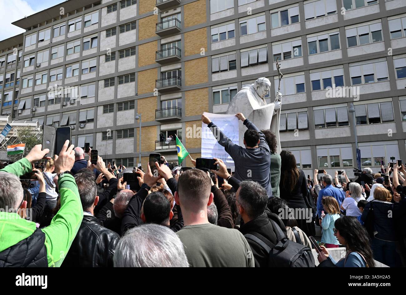 Pope Francis greets crowds before discharge from hospital Gemelli in ...