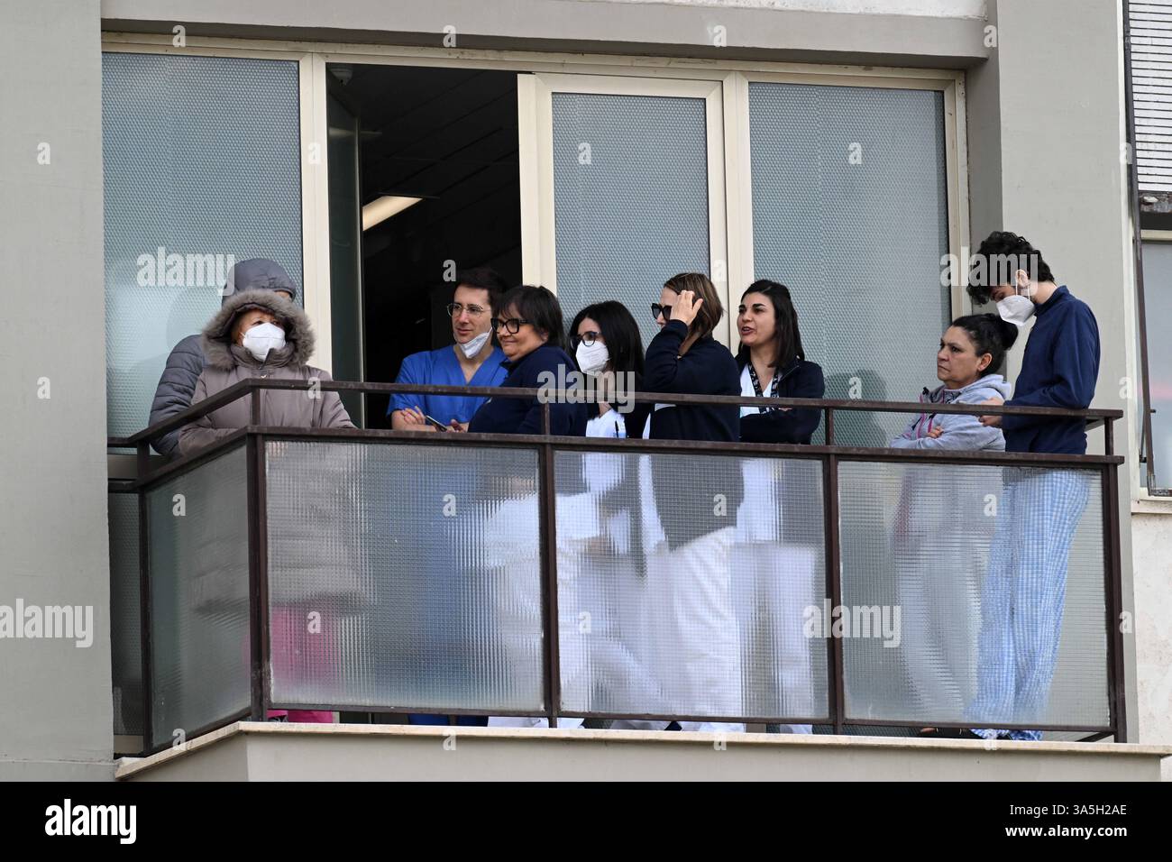 Pope Francis greets crowds before discharge from hospital Gemelli in ...