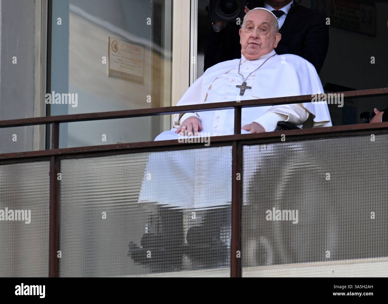 Pope Francis greets crowds before discharge from hospital Gemelli in ...