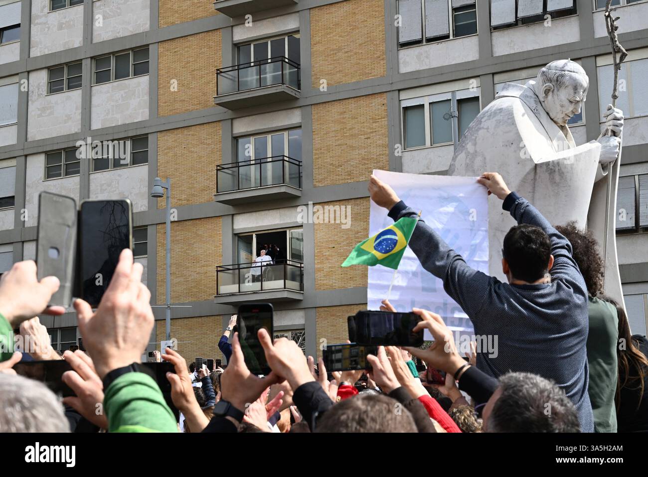 Pope Francis greets crowds before discharge from hospital Gemelli in ...