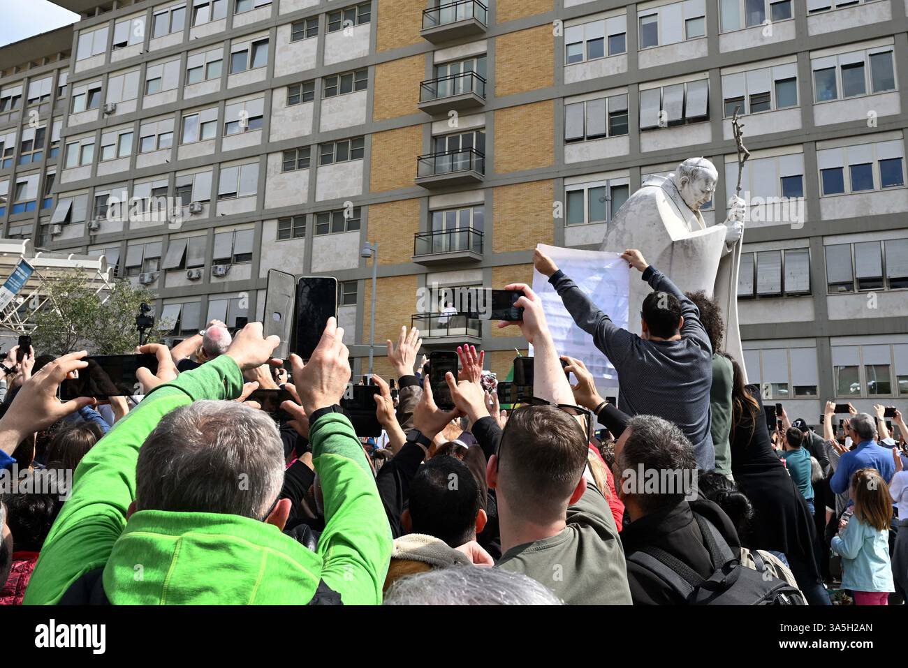 Pope Francis greets crowds before discharge from hospital Gemelli in ...