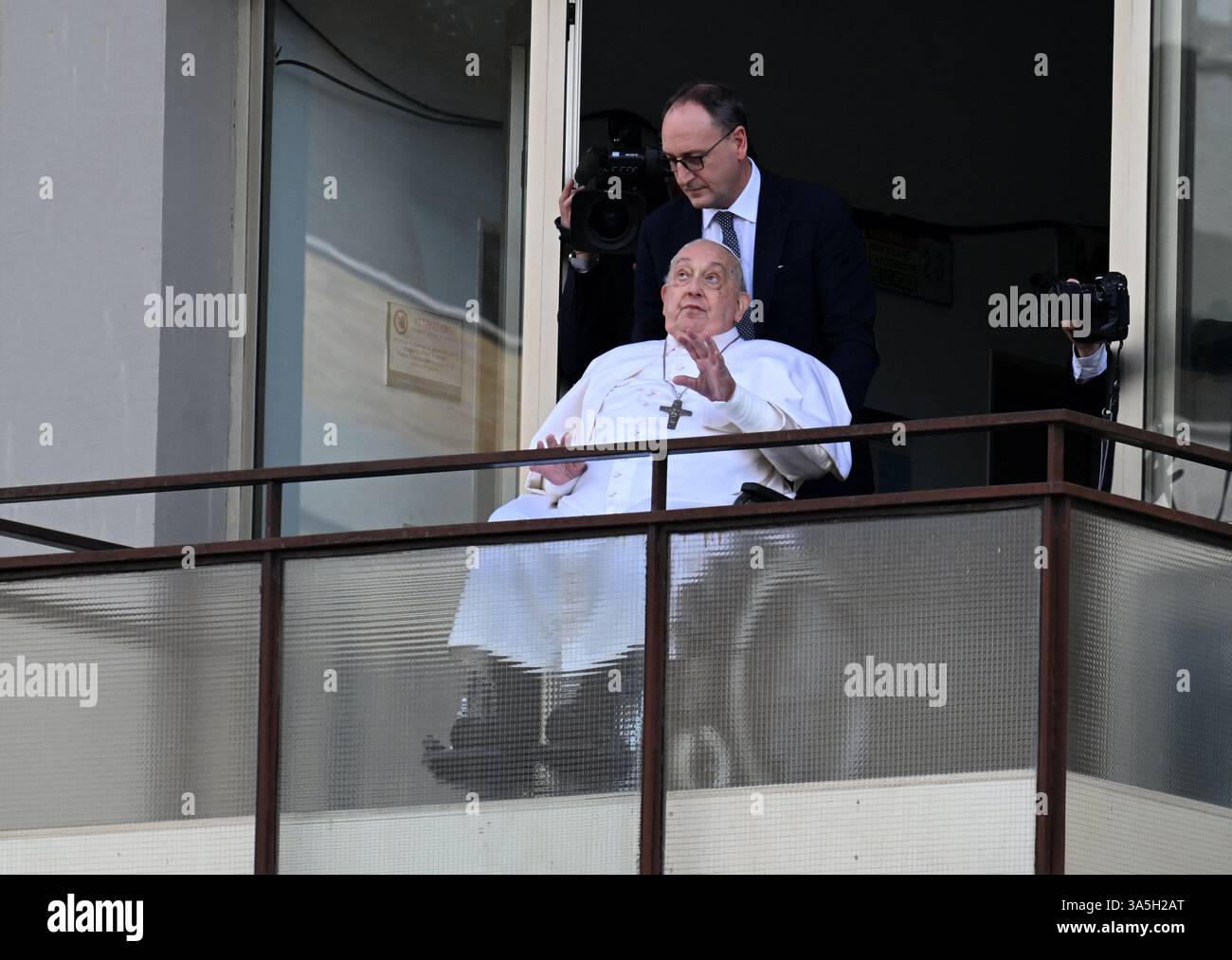 Pope Francis greets crowds before discharge from hospital Gemelli in ...