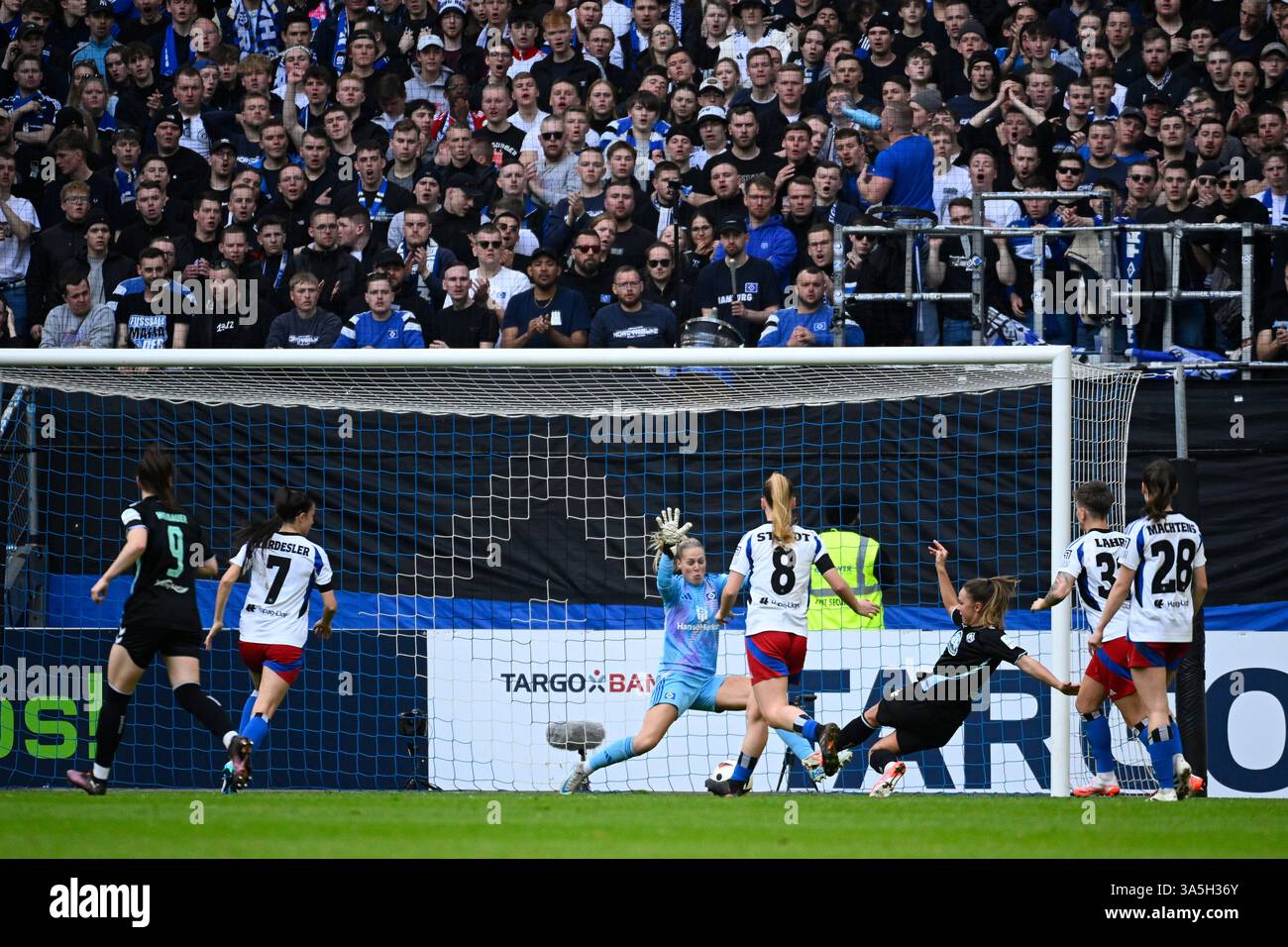 23 March 2025, Hamburg: Soccer, Women: DFB Cup, Hamburger SV - Werder ...