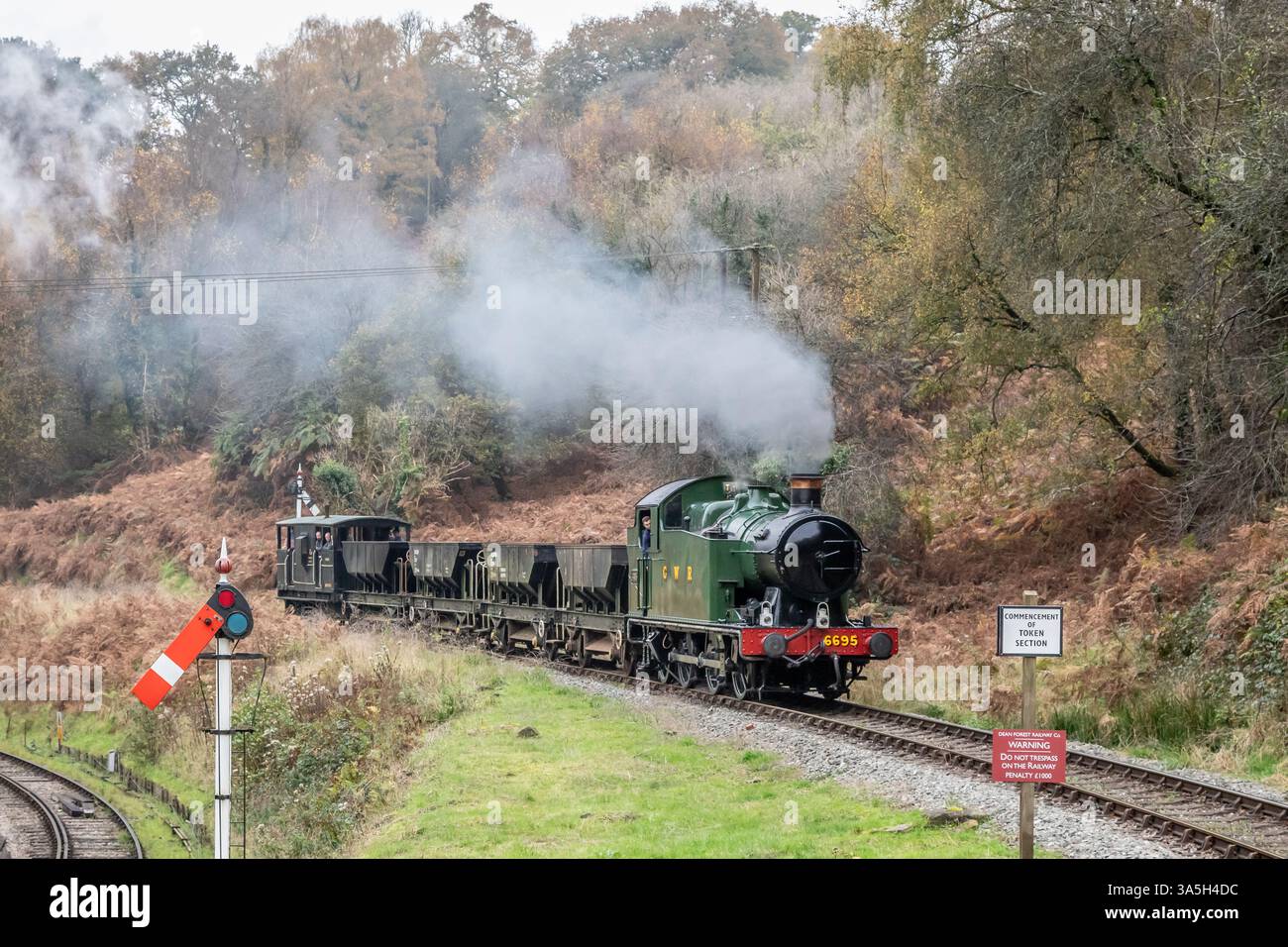 GWR '5600' 0-6-2T No.6695 arrives at Norchard High Level on the Dean ...