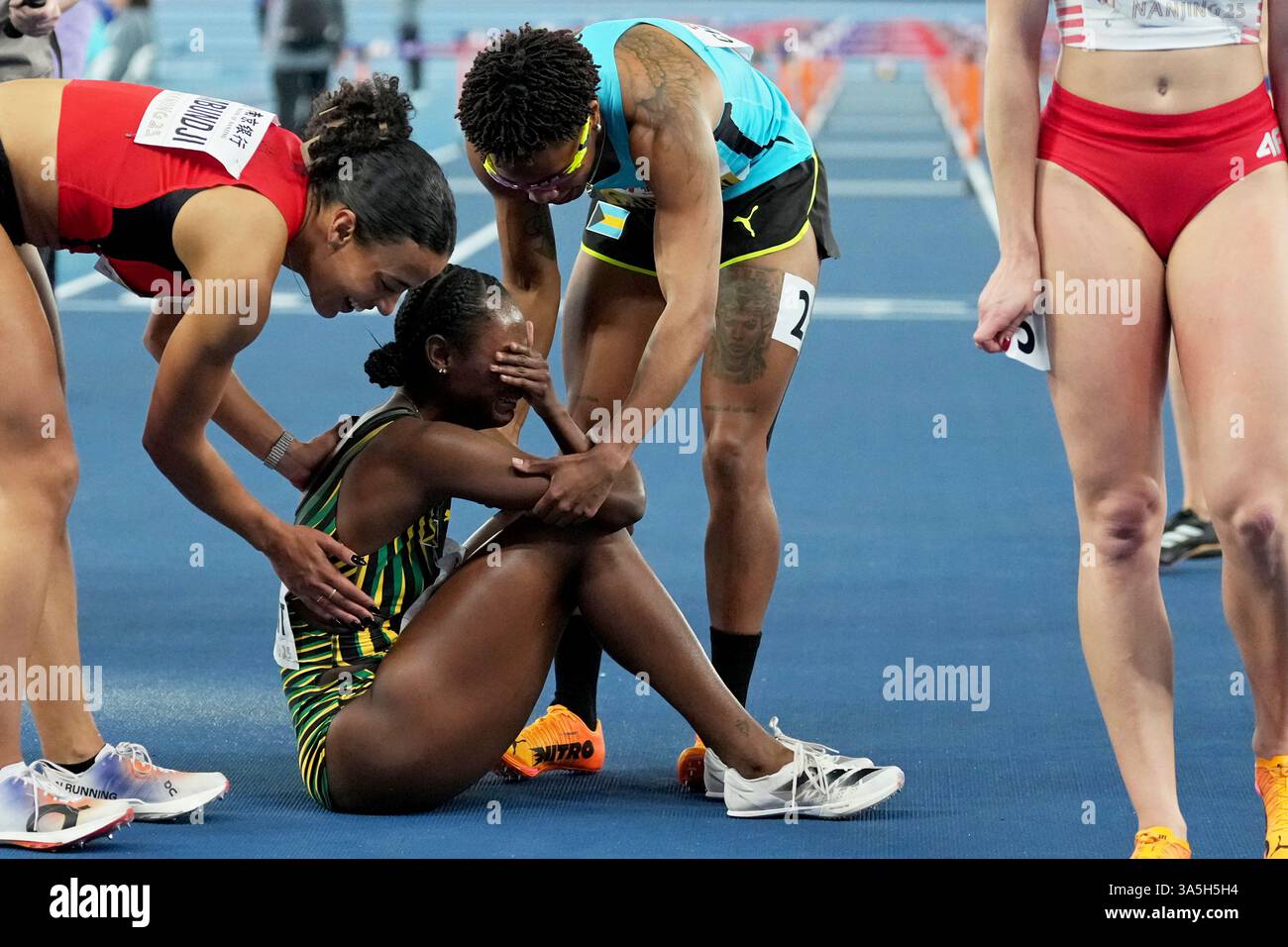 Gold medalist Devynne Charlton, of Bahamas, center, and silver medalist Ditaji Kambundji, of ...