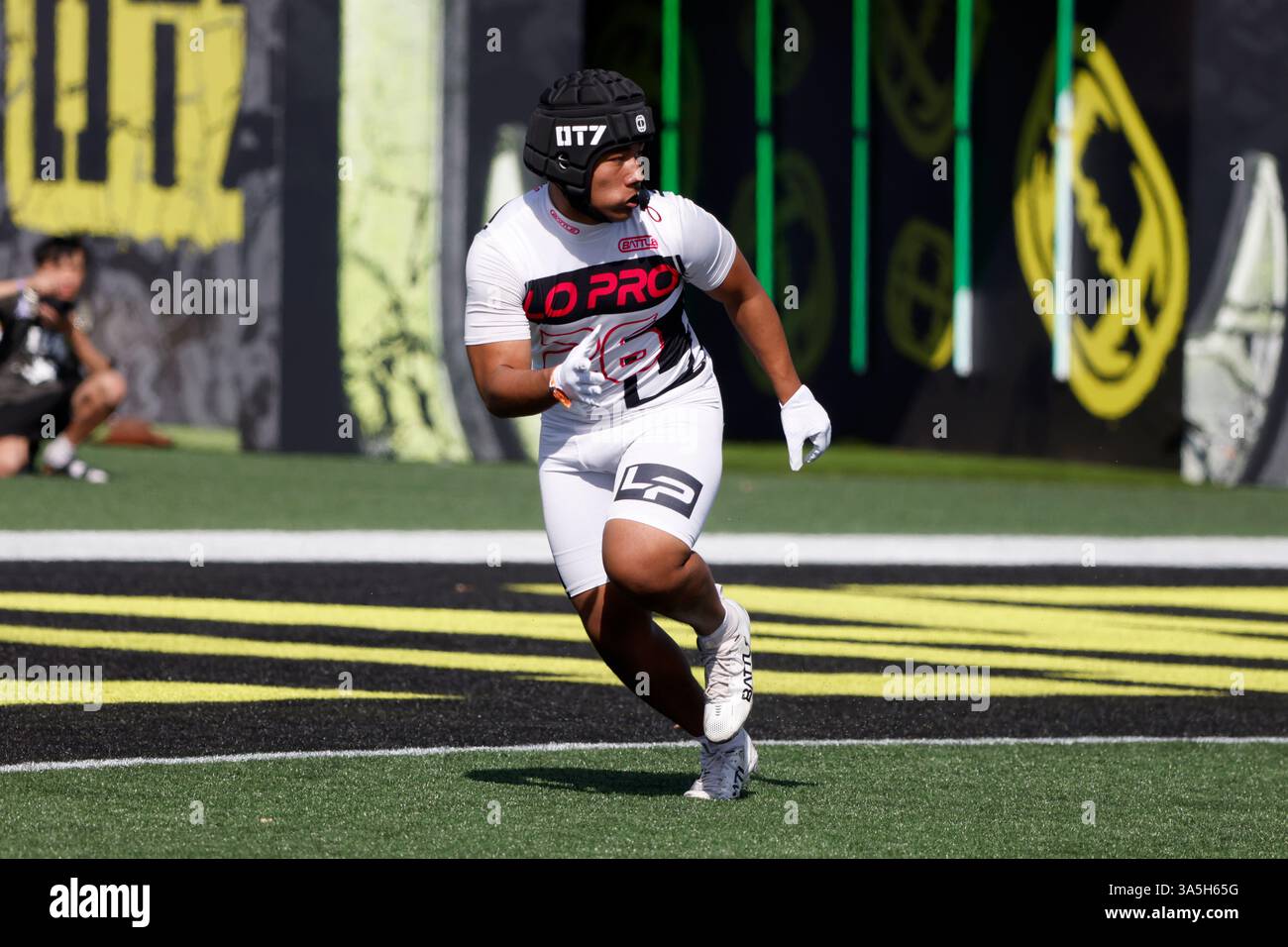 Lo Pro defensive back Jett Washington (26) defends against Defcon ...