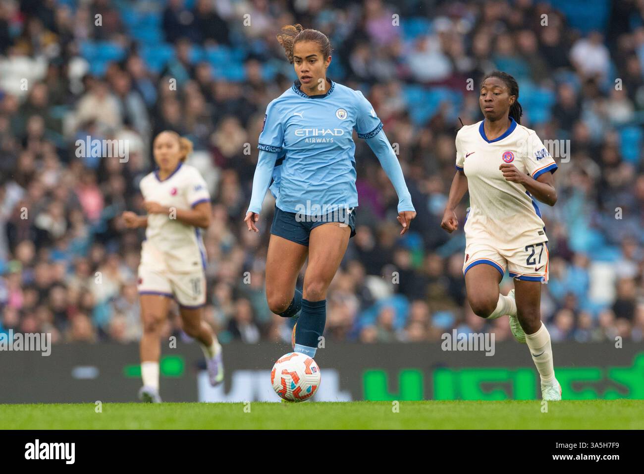Mary Fowler #8 of Manchester City W.F.C. in possession of the ball ...