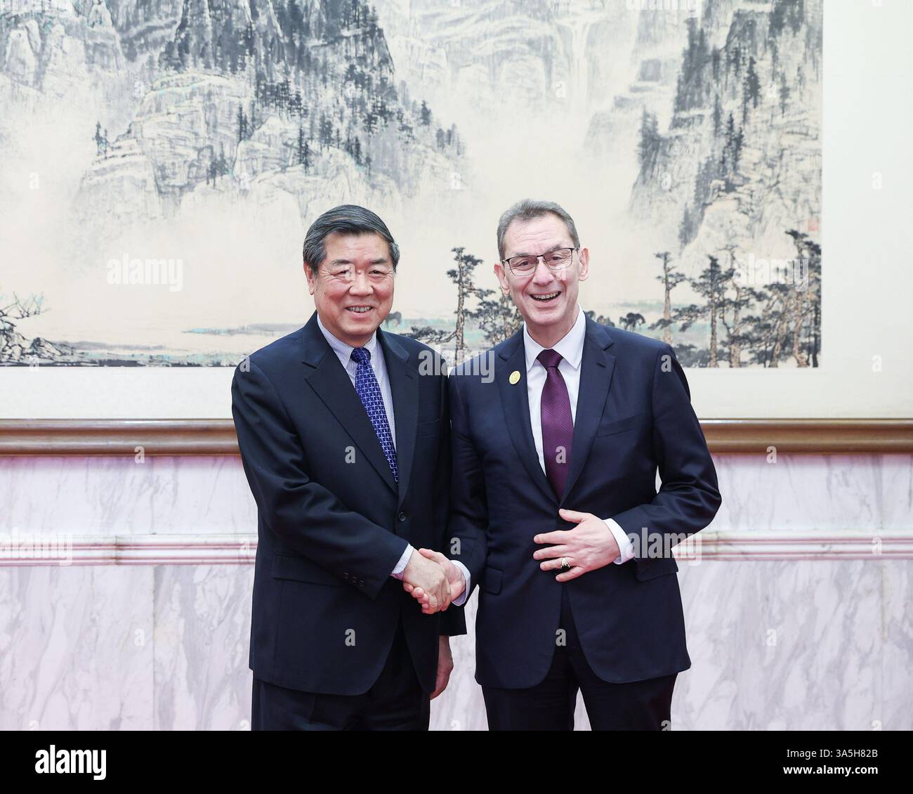 (250323) -- BEIJING, March 23, 2025 (Xinhua) -- Chinese Vice Premier He ...