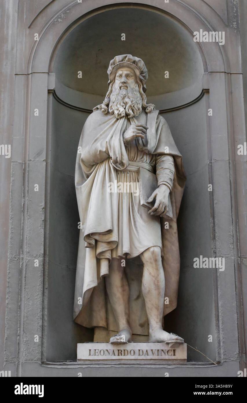 Florence, FI, Italy - March 4, 2025: Statue of LEONARDO DA VNCI a ...