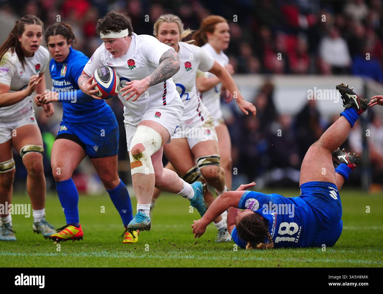 England's Hannah Botterman gets away from Italy's Gaia Maris during the ...