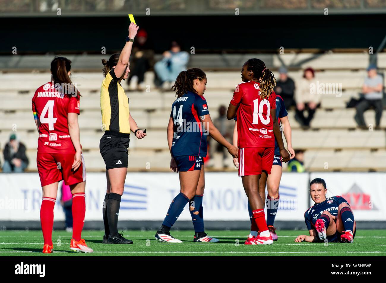 250323 Piteås Anam Imo deppar efter att ha fått gult kort under ...