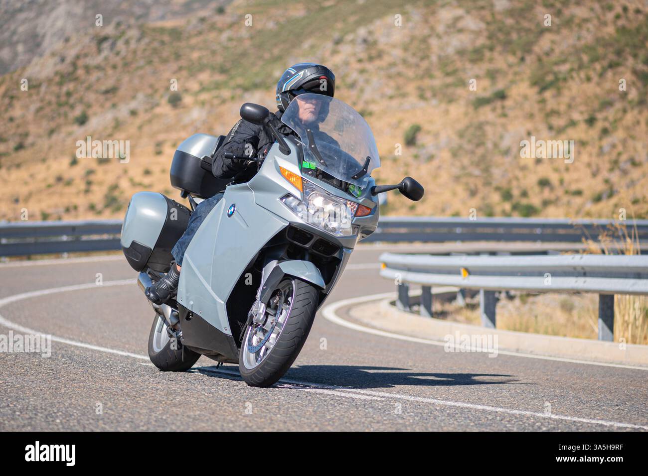 motorista sobre su vehículo, inclinando la motocicleta en una curva ...