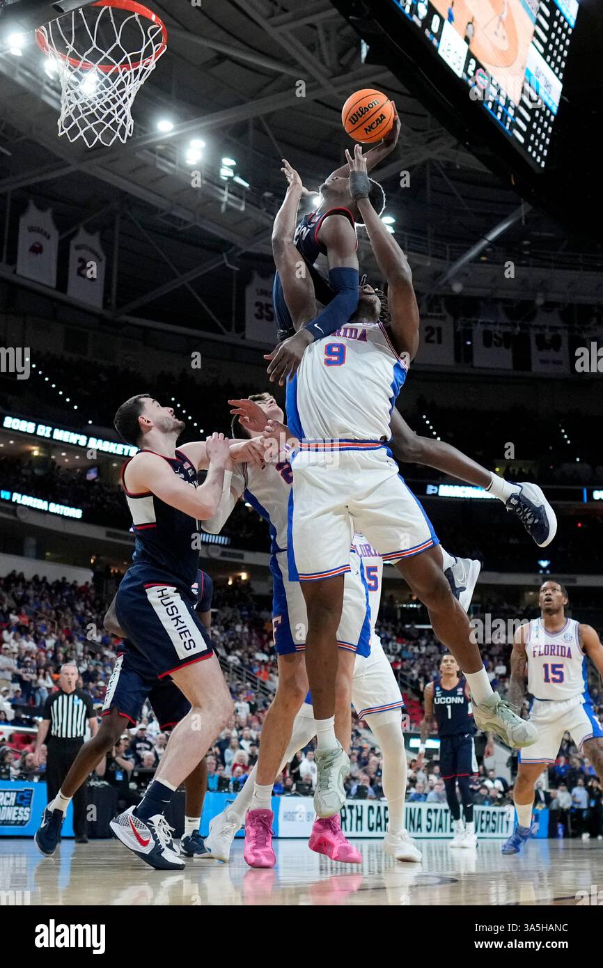 UConn center Samson Johnson shoots over Florida center Rueben Chinyelu ...