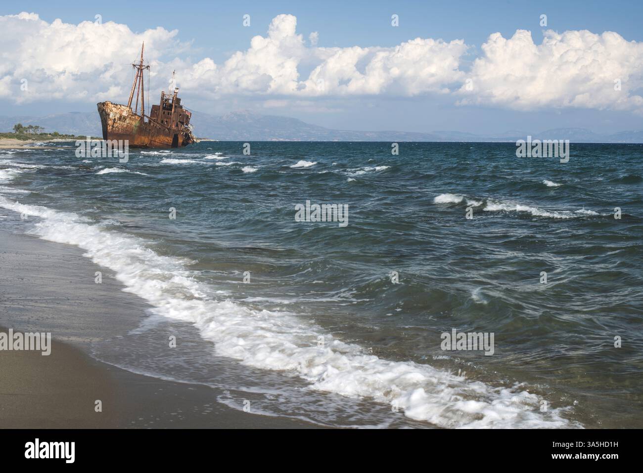 Old sunken ship falling apart hi-res stock photography and images - Alamy