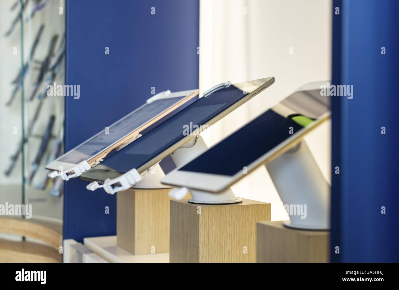 Technology shop shelves hi-res stock photography and images - Alamy