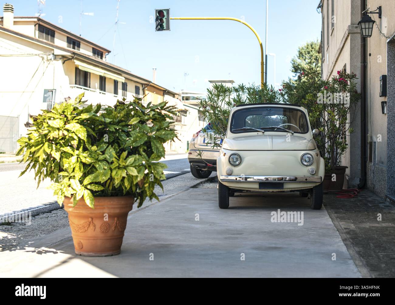 Kleiner italienischer Oldtimer. Beige Farbe altes Auto vor alten ...