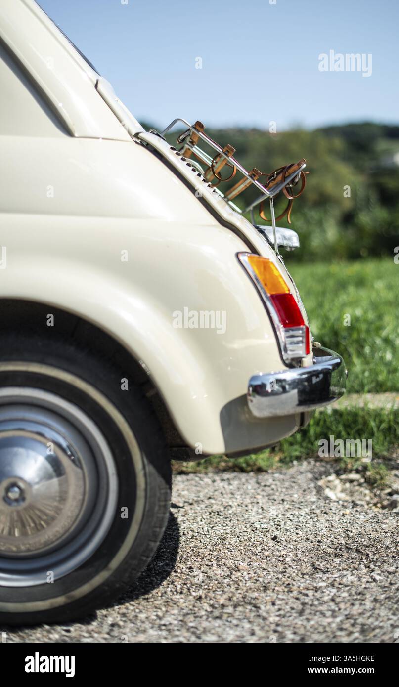 Vintage beige Farbe Auto. Kleines altes Auto. Italienisches Auto Stock ...