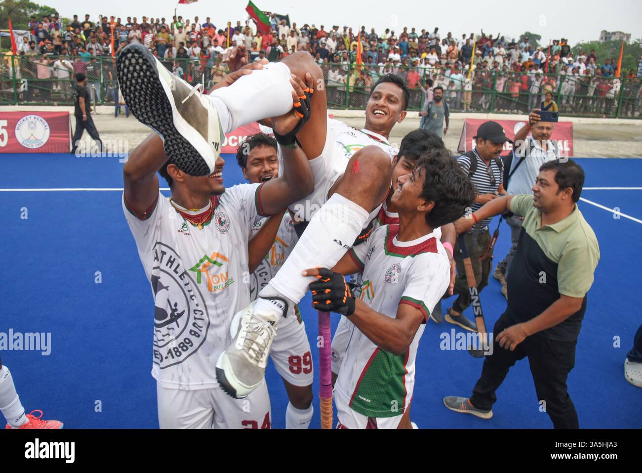 Kolkata, India. 23rd Mar, 2025. Mohan Bagan AC pelers celebration after ...