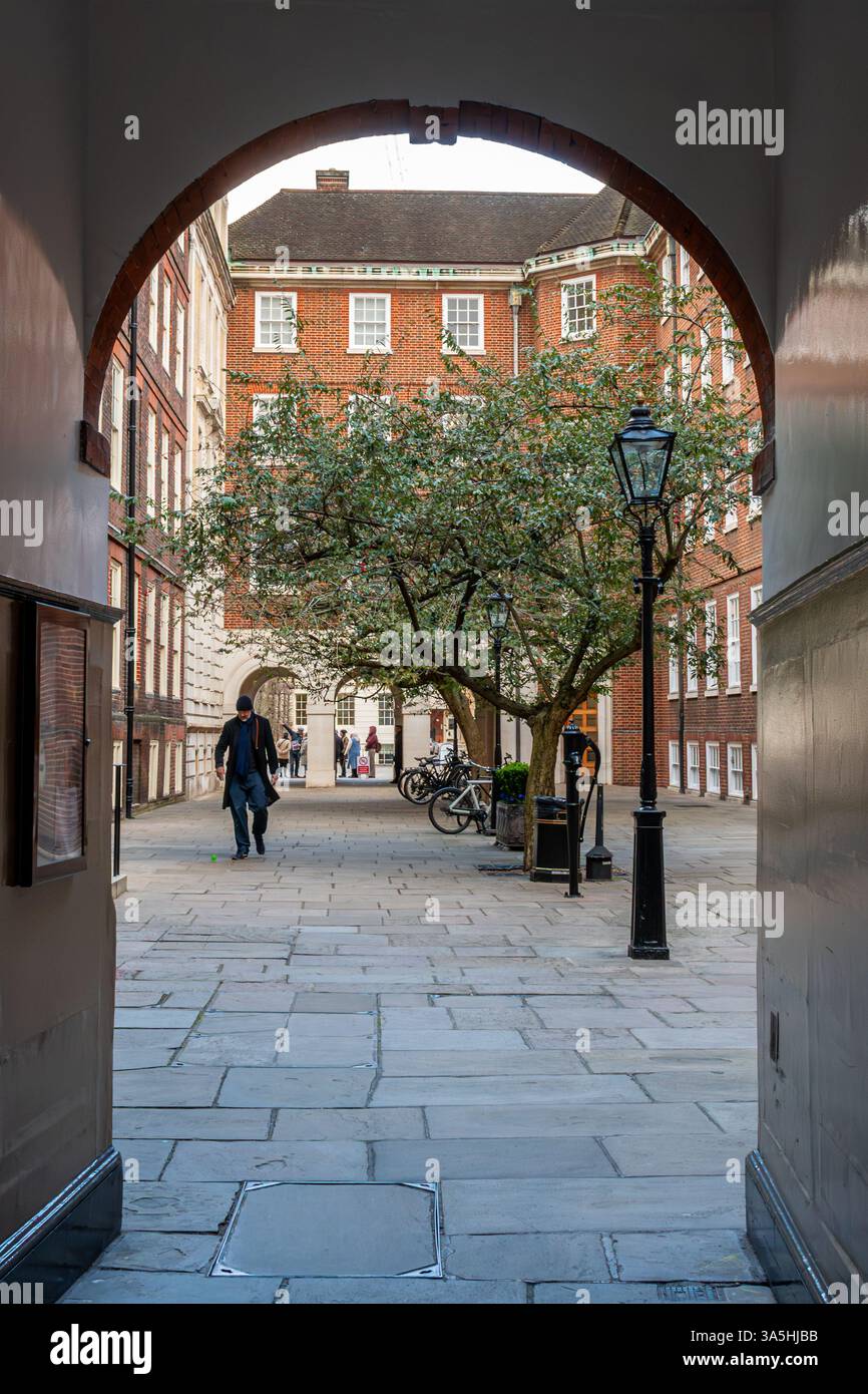 View through archway to Pump Court, a courtyard in Temple, London ...