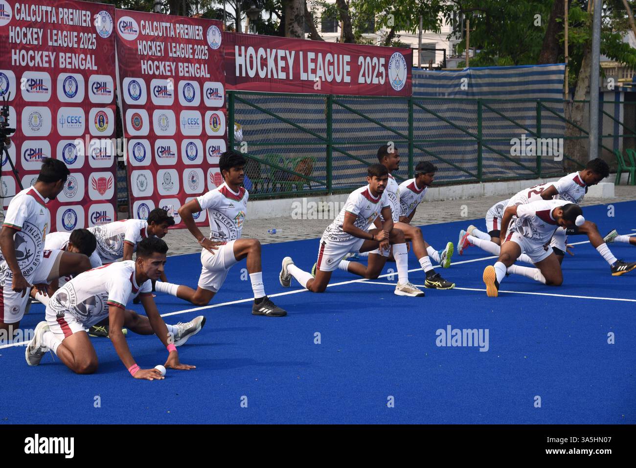Kolkata, India. 23rd Mar, 2025. Mohan Bagan AC pelers warmup before ...