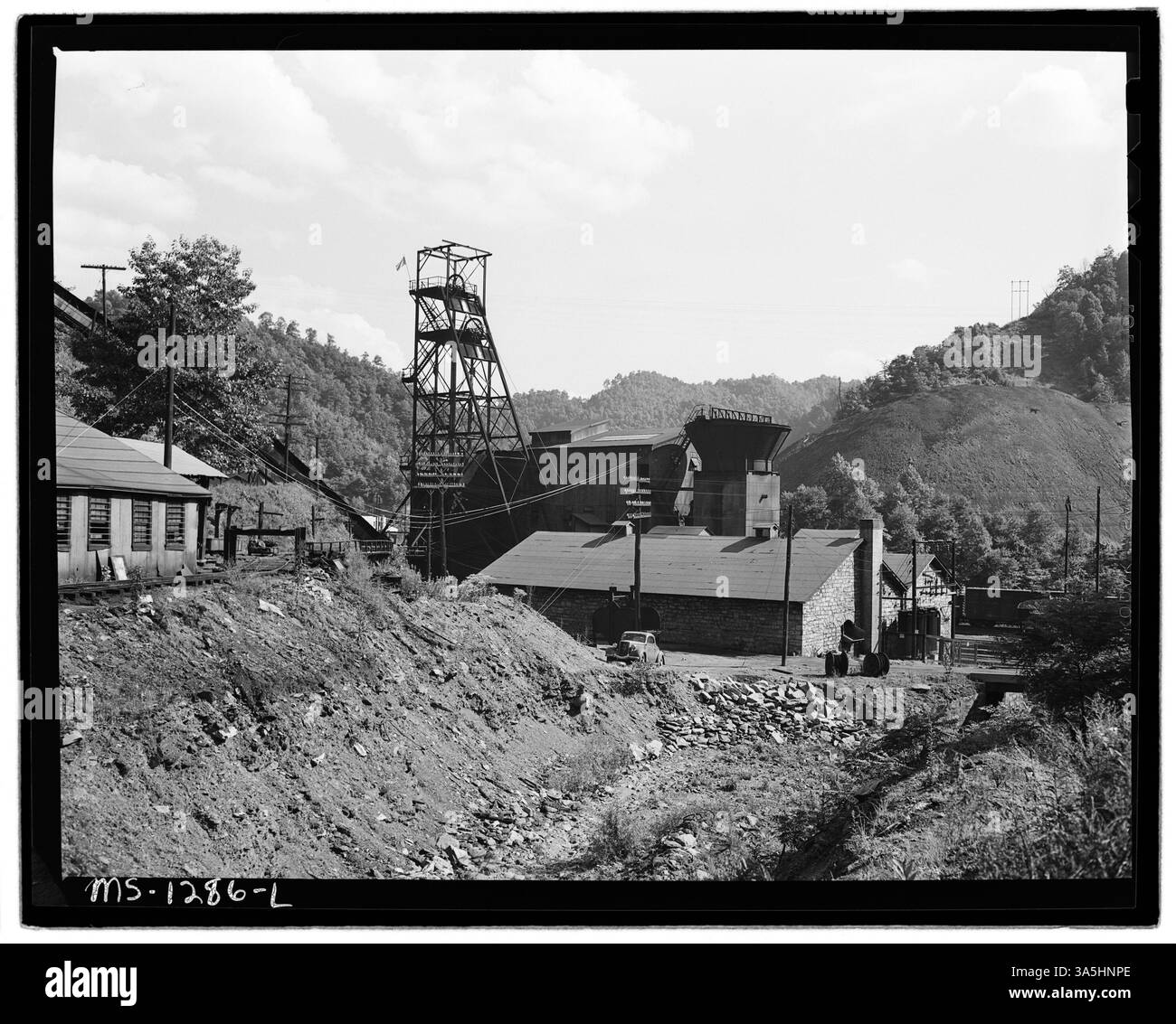 A tipple at the New River Pocahontas Corporation’s Cabels Mine in ...