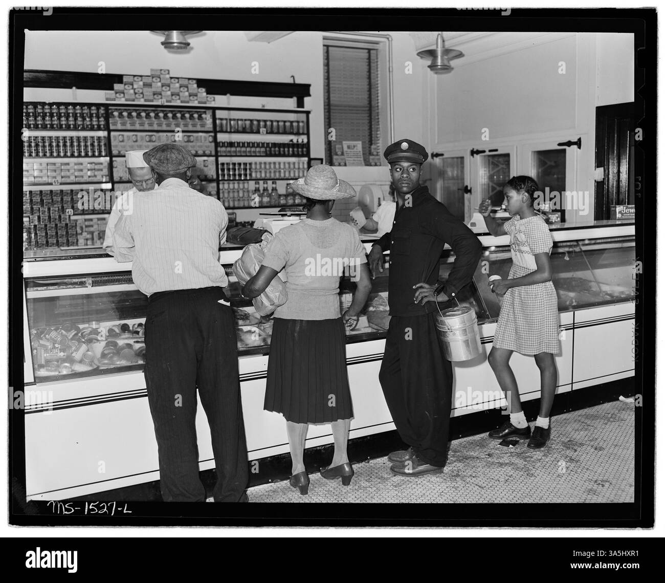 Clean refrigerated space hi-res stock photography and images - Alamy